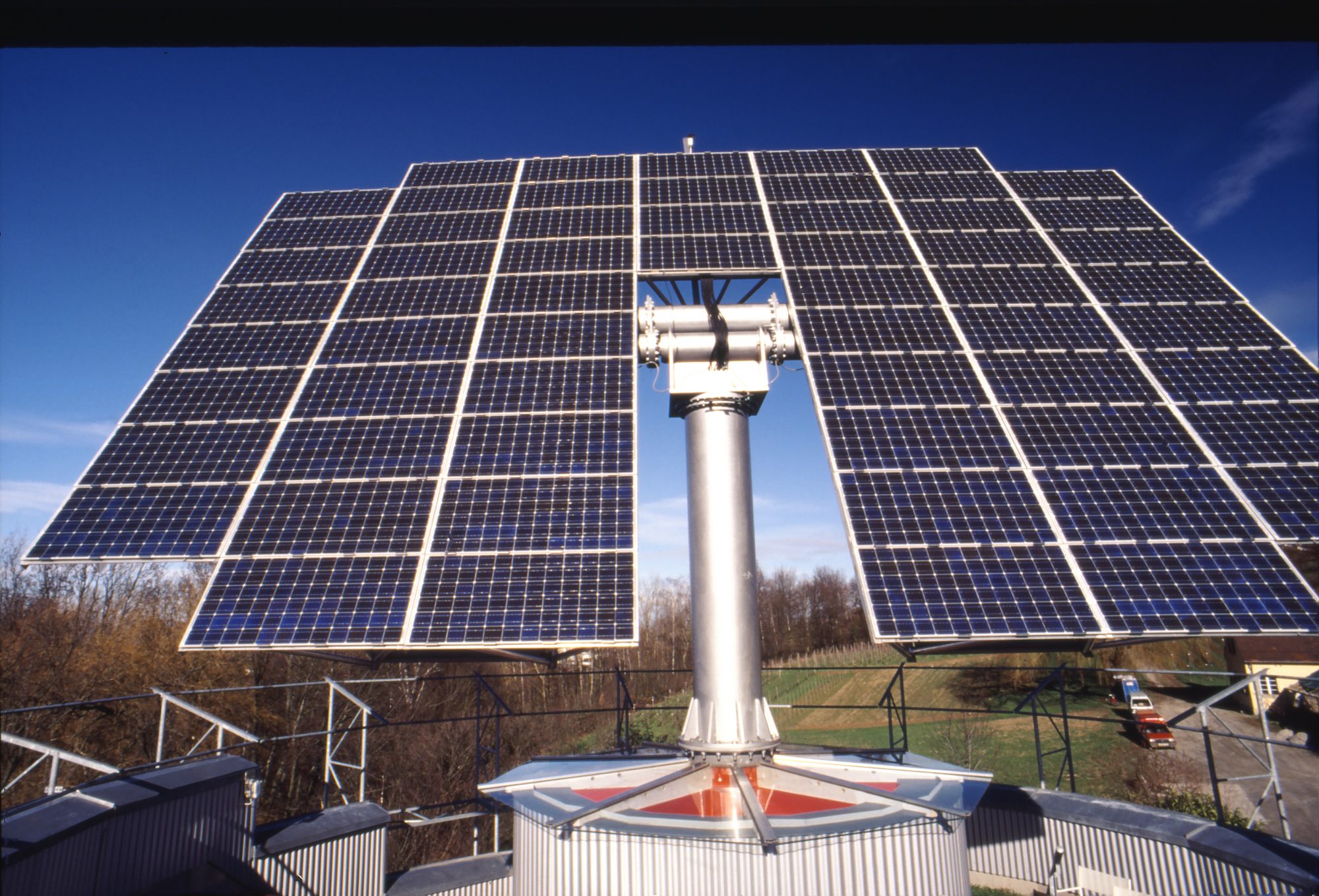 Heliotrop-Solarpanel_zweiachsig_nachfuehrbar_3 – Rolf Disch